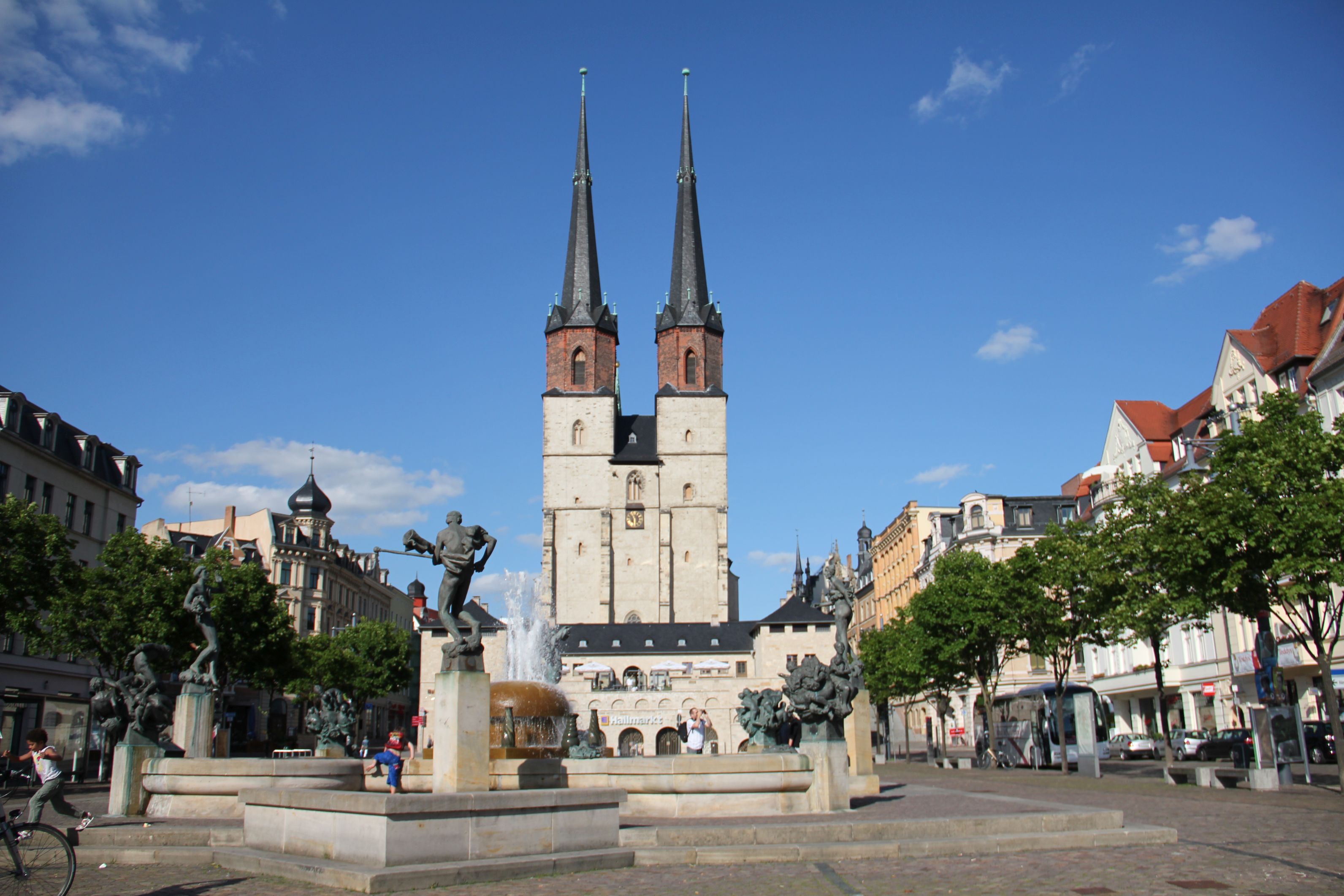 Hallmarkt mit Göbelbrunnen - Touristinformation Halle (Saale)